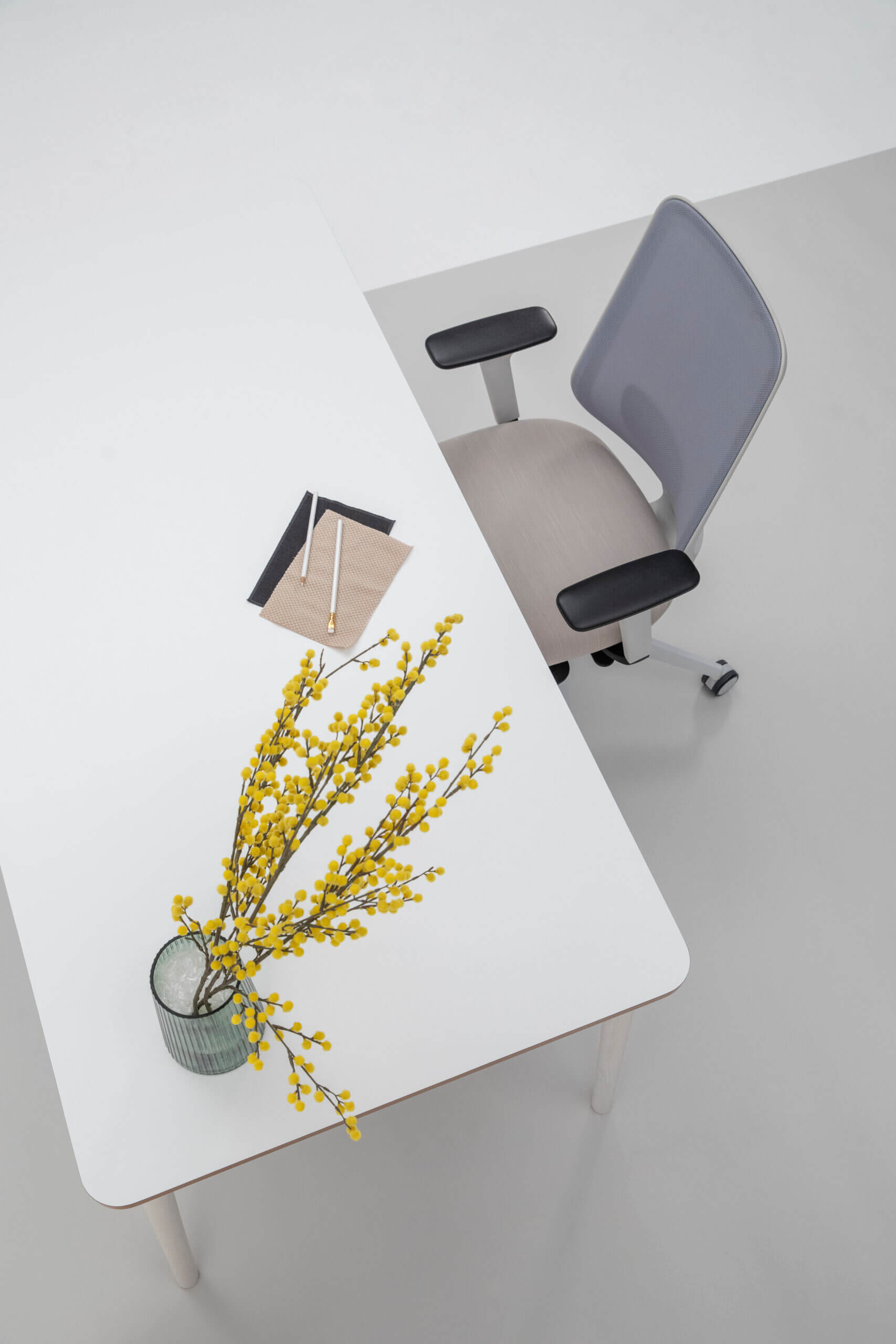 10 Aesthetic Desk Setup Ideas to Transform Your Workspace - Slouch