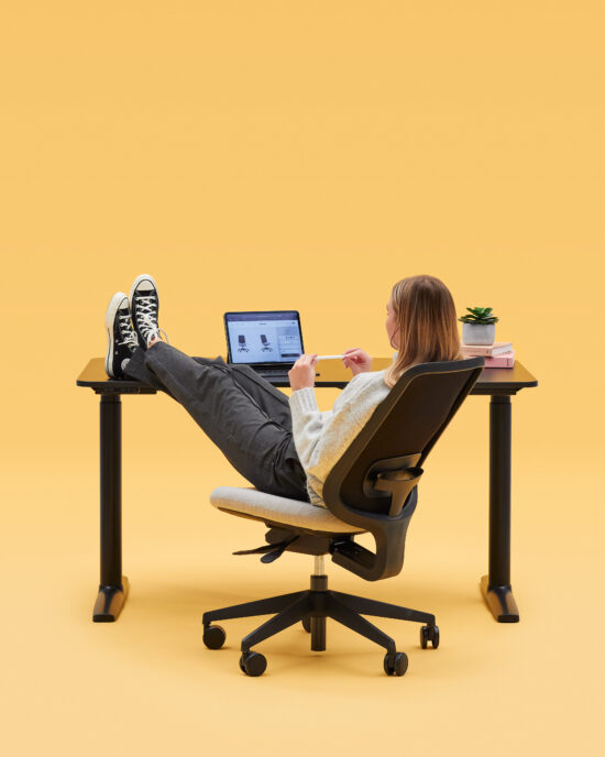 What’s the Correct Distance to Sit from a Screen for Eye Safety? - Slouch